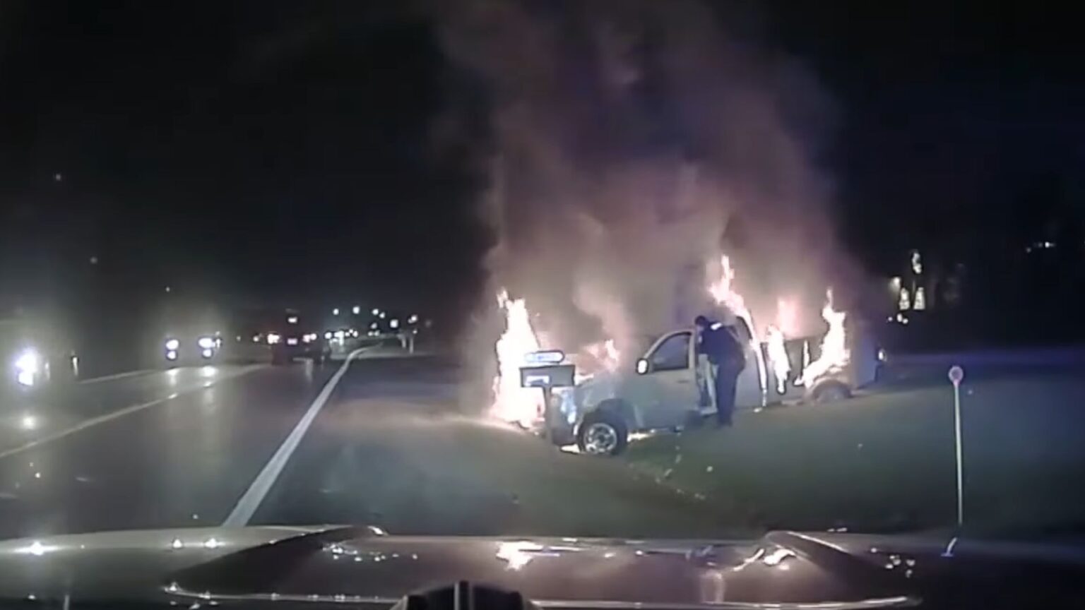 Michigan Police Officer Rescues Woman From Burning Truck - The Auto Wire