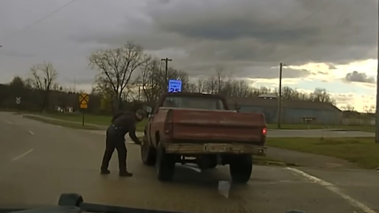 Cop Stabs Truck Tire Before Suspect Flees - The Auto Wire